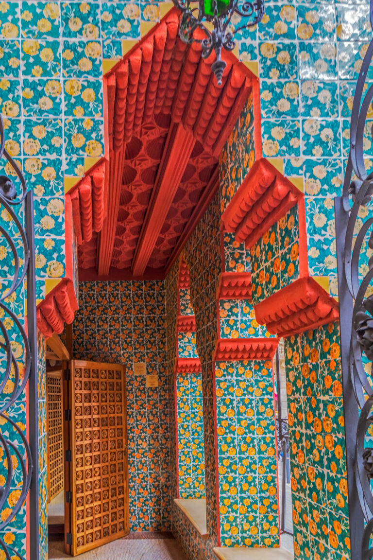 Discover the outstanding works of Antoni Gaudi in Barcelona - Sawasdee
